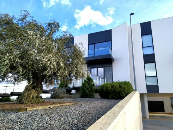 Edificio Funcional ALUMED - Sistemas para Carpintería de Aluminio y ...