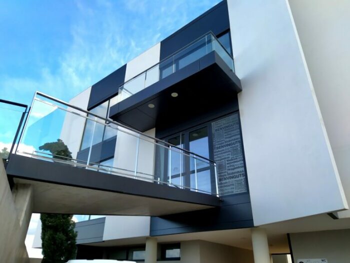 Edificio Funcional ALUMED - Sistemas para Carpintería de Aluminio y ...